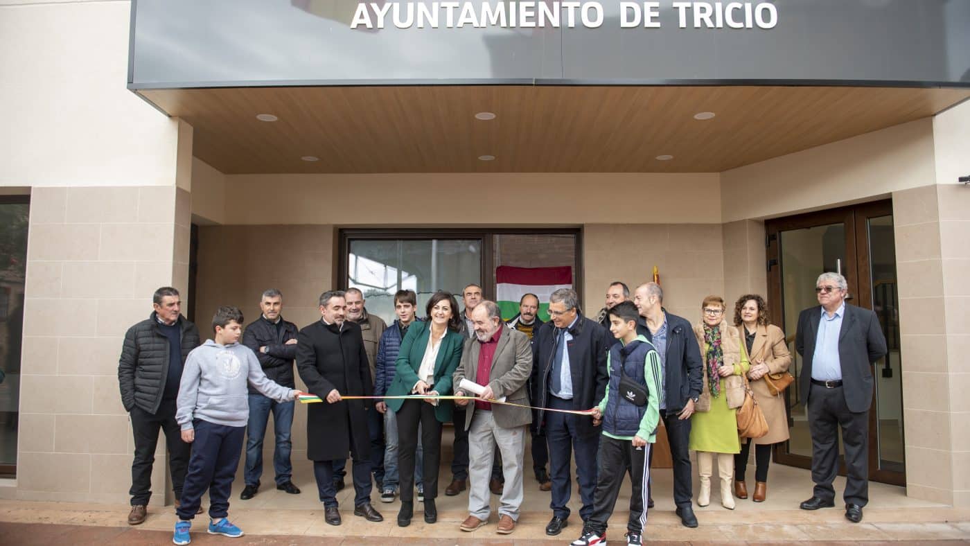 FOTOS: Tricio inaugura su nuevo ayuntamiento, "más accesible y moderno"
