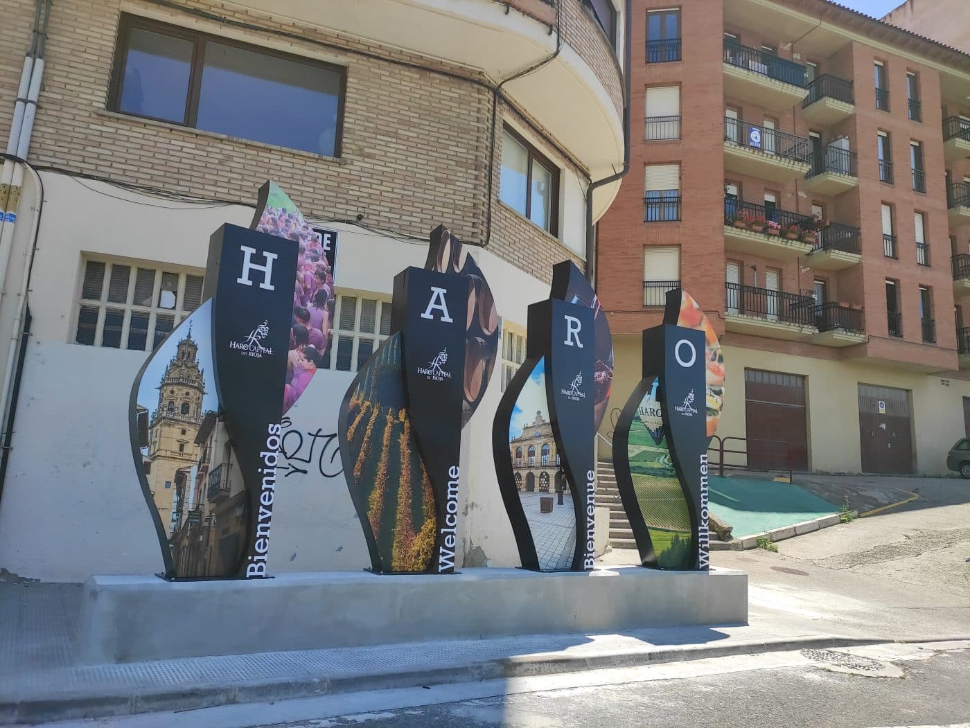 Haro instala el primero de los tótems con la marca 'Capital del Rioja ...