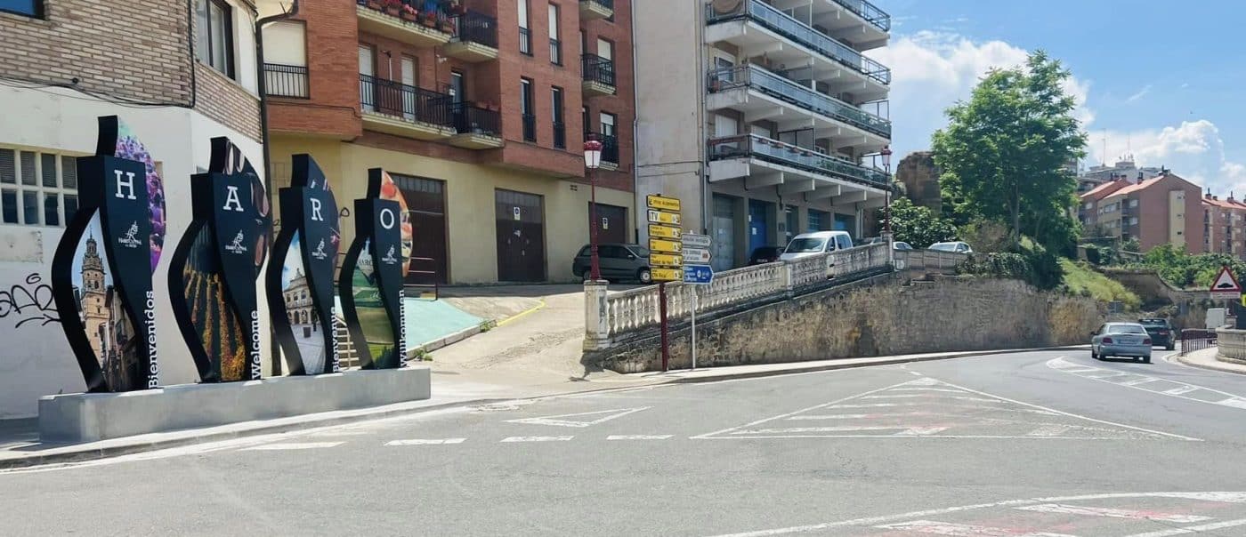 Haro instala el primero de los tótems con la marca 'Capital del Rioja ...